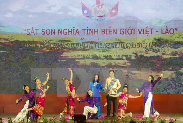 Giao lưu đặc biệt “Sắt son nghĩa tình biên giới Việt-Lào”