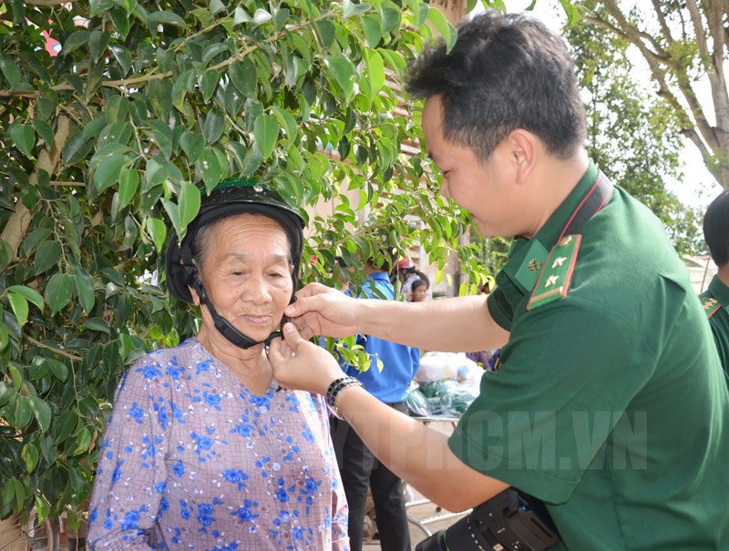 Thượng úy Bùi Đức Thuận - Học tập Bác để làm tốt hơn công tác quần chúng