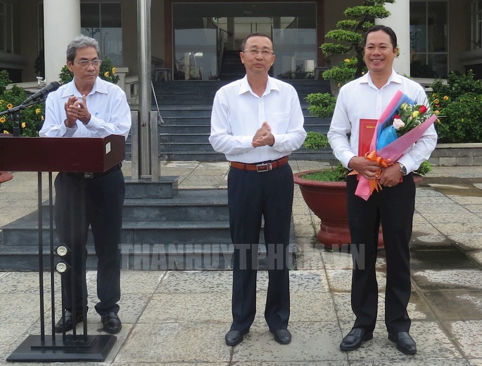 Trao quyết định bổ nhiệm giám đốc Trung tâm bồi dưỡng chính trị Quận 2