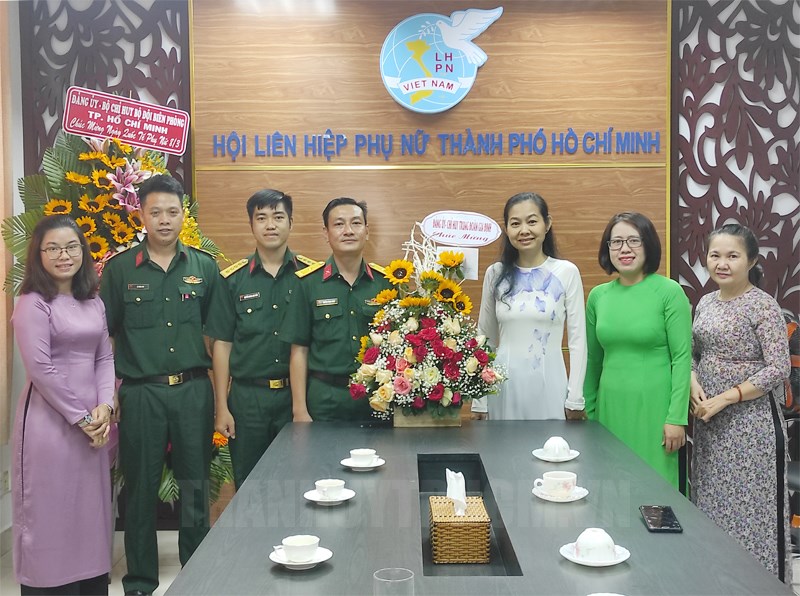 Lãnh đạo Trung đoàn Gia định thăm, chúc mừng các cấp Hội Phụ nữ