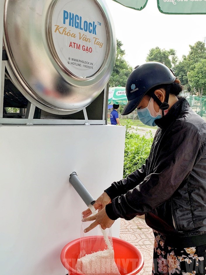 Quận Tân Phú: Mở máy “ATM Gạo” hỗ trợ người lao động có hoàn cảnh khó khăn