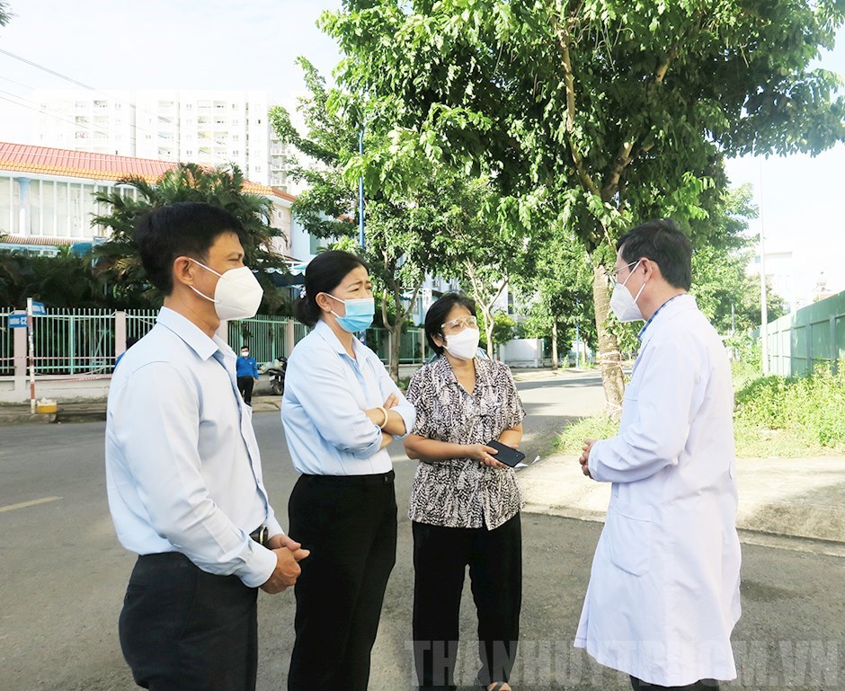 Lãnh đạo Ban Dân vận TPHCM tặng hơn 2.800 phần quà, suất ăn dinh dưỡng cho bệnh nhân đang điều ...