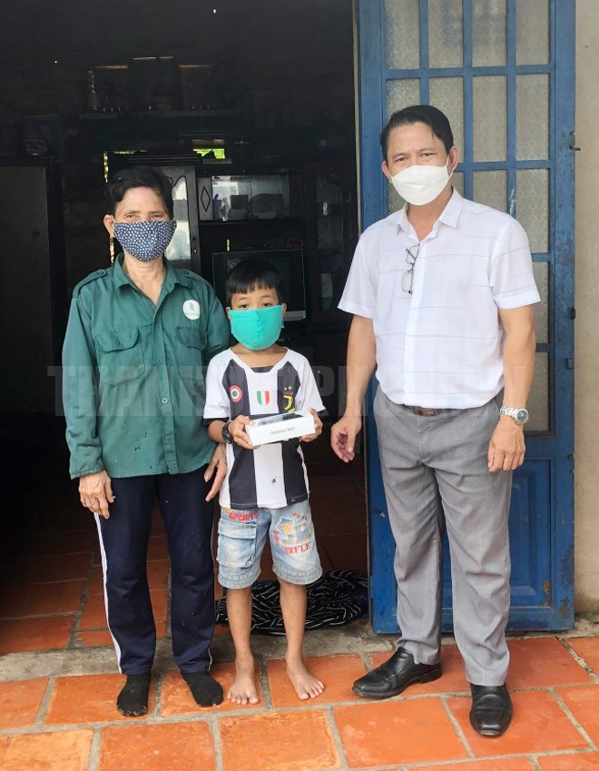 Trao tặng 1.234 sim 4G cho học sinh có hoàn cảnh khó khăn huyện Củ Chi