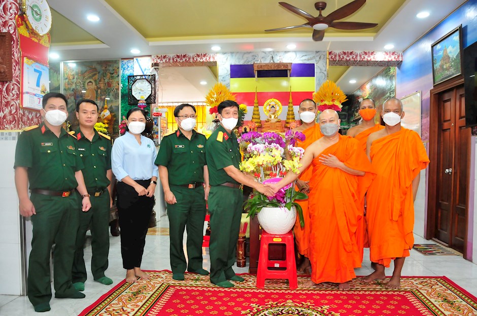 Lãnh đạo Bộ Tư lệnh TPHCM chúc Tết cổ truyền Chol Thnam Thmay