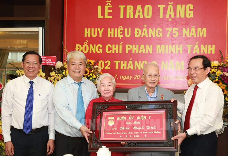Trao Huy hiệu 75 năm tuổi Đảng cho nguyên Trưởng Ban Dân vận Trung ương ...