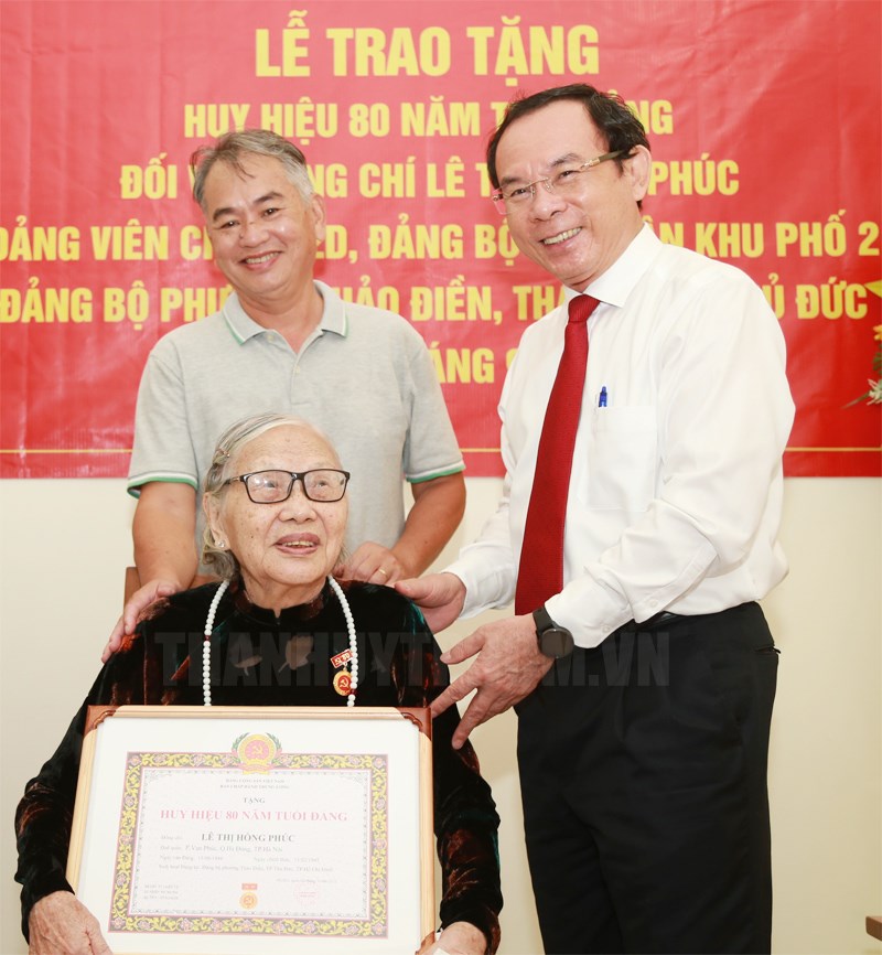 Bí thư Thành ủy TPHCM Nguyễn Văn Nên trao huy hiệu 80 năm tuổi Đảng cho đồng chí Lê Thị Hồng Phúc
