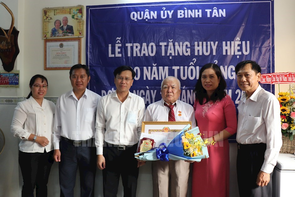 Hai đảng viên Nguyễn Hồng Tân, Hoàng Trọng Thuật nhận Huy hiệu 60 năm ...