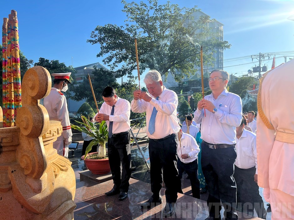 Đoàn đại biểu huyện Nhà Bè và Quận 7 dâng hoa, dâng hương tưởng niệm ...