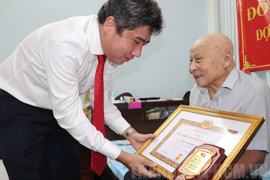 Quận Bình Tân: Trao Huy hiệu 65 năm tuổi Đảng cho đảng viên Trần Thanh Xuân