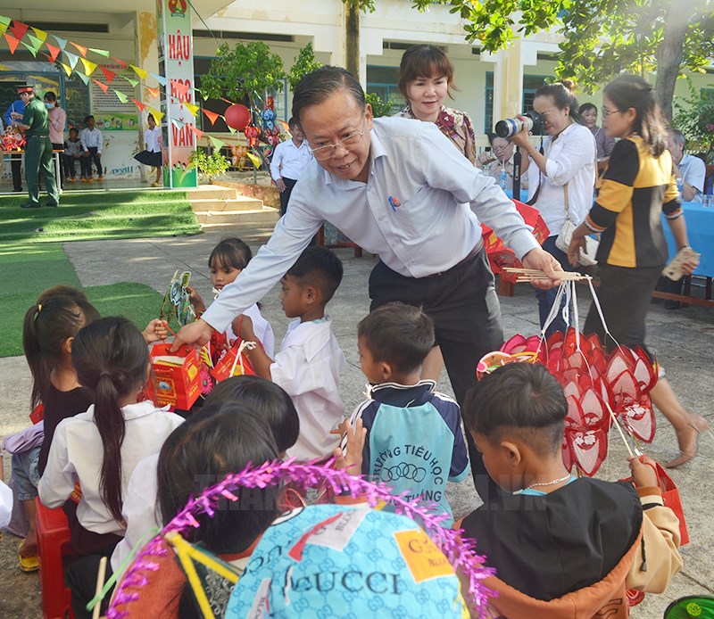 Thành phố Thủ Đức đem Trung thu đến với các em thiếu nhi huyện miền núi