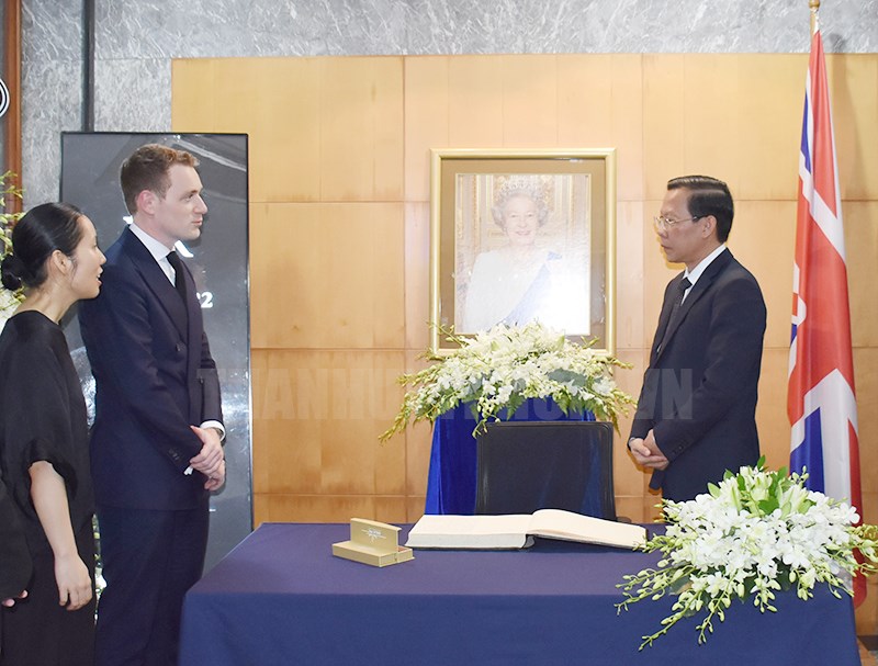 Lãnh đạo UBND TPHCM ghi sổ tang tưởng niệm Nữ hoàng Anh Elizabeth II