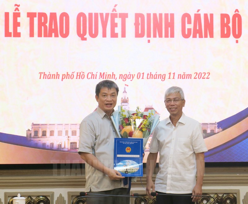 Phó Trưởng Ban Quản lý Khu Công nghệ cao TPHCM Võ Anh Tuấn nhận quyết ...