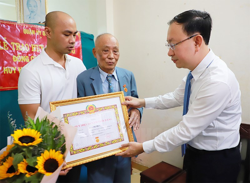 Quận 4: Trao tặng Huy hiệu 60 năm tuổi Đảng tại nhà đảng viên Hoàng Đức