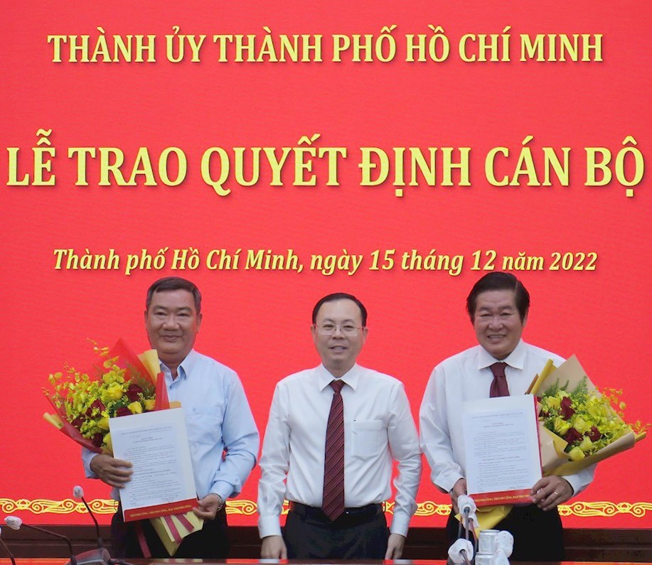 Thành ủy TPHCM trao quyết định nghỉ hưu cho 2 cán bộ