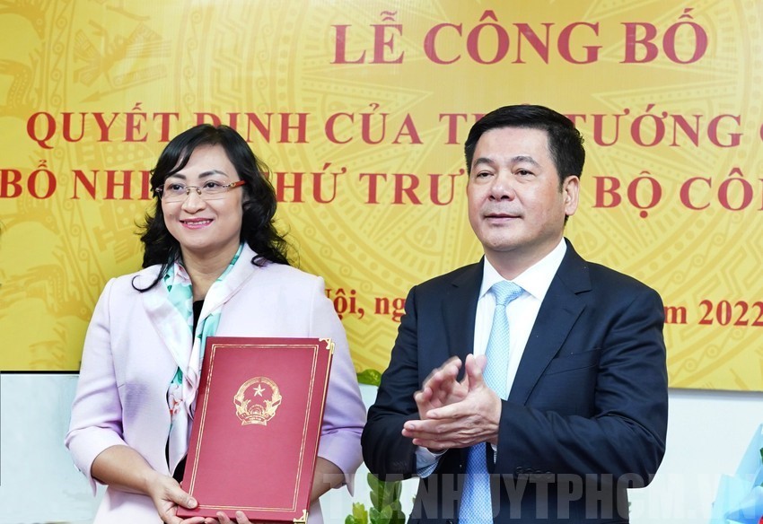 Đồng chí Phan Thị Thắng nhận nhiệm vụ ở Bộ Công thương