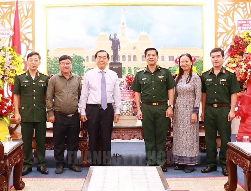 Lãnh đạo quận Gò Vấp thăm, chúc mừng các đơn vị quân đội