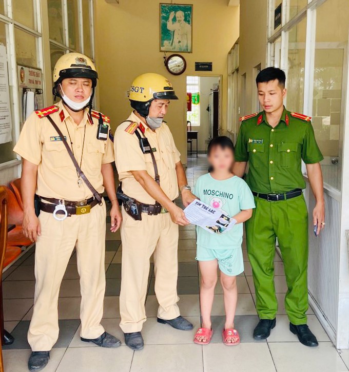 Cán bộ, chiến sĩ Đội CSGT Nam Sài Gòn hỗ trợ, giúp đỡ em bé đi lạc