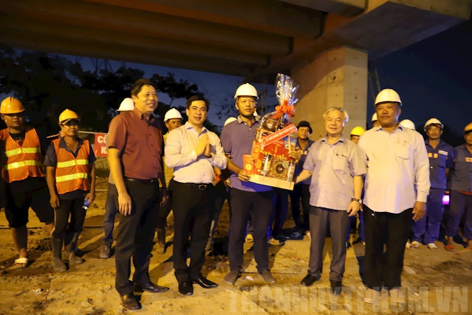 Nhà Bè: Thăm, chúc Tết công nhân đang xây cầu bắc qua kênh Cây Khô