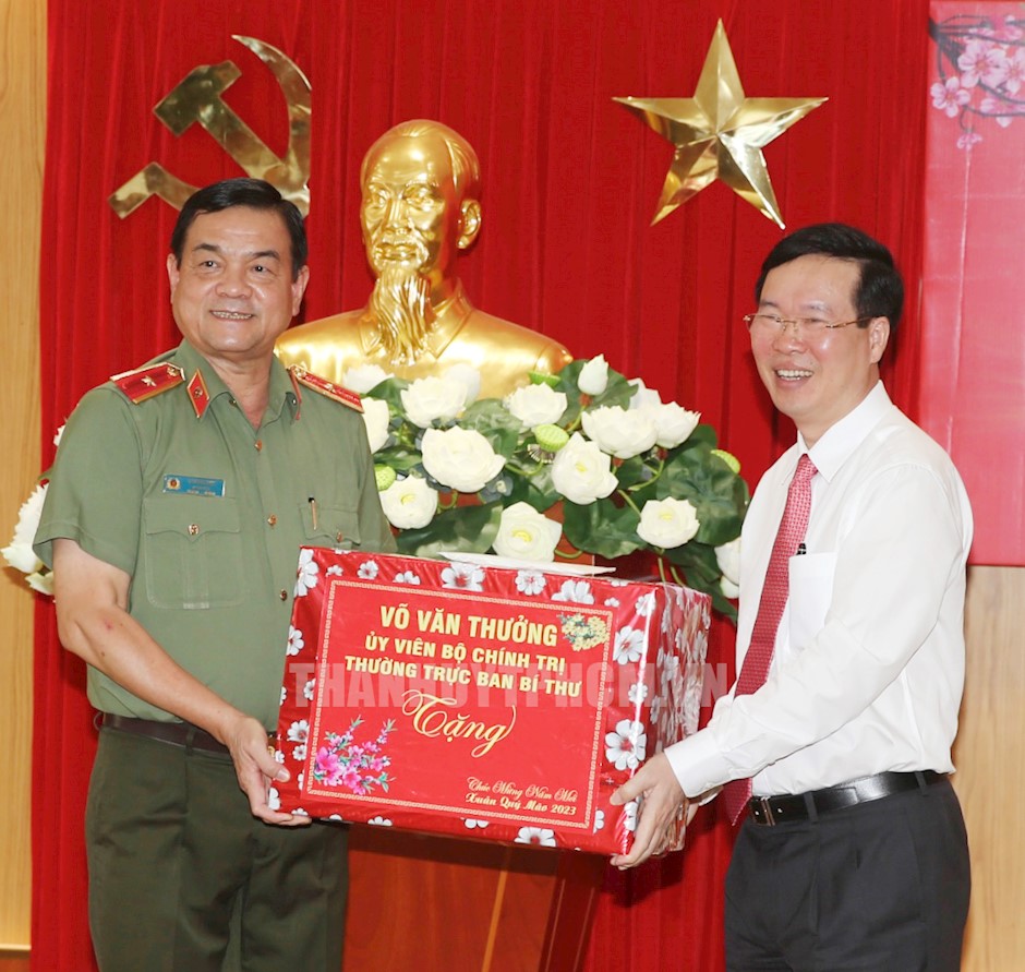 Thường trực Ban Bí thư Võ Văn Thưởng thăm và chúc Tết Công an TPHCM