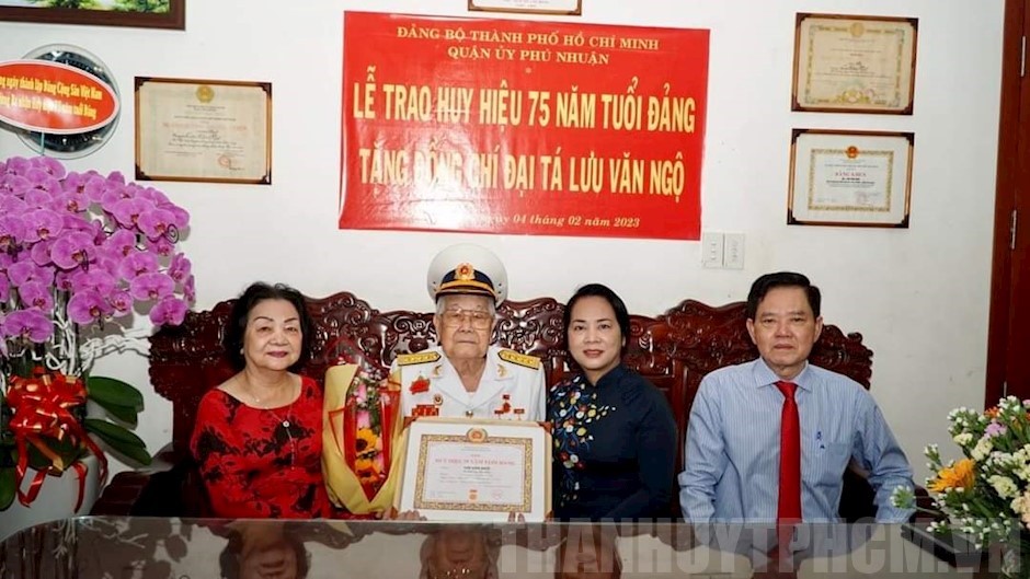 Trao tặng Huy hiệu 75 năm tuổi Đảng cho các đảng viên lão thành