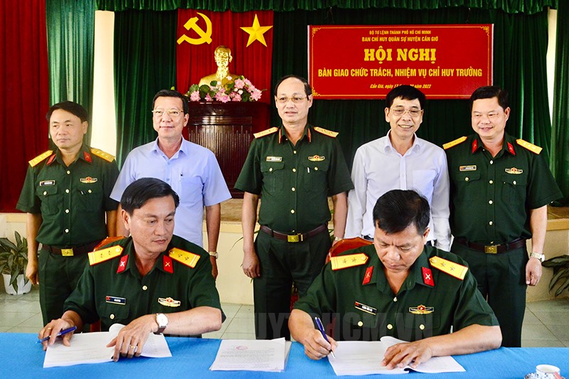 Bàn giao nhiệm vụ Chỉ huy trưởng Ban chỉ huy quân sự huyện Cần Giờ