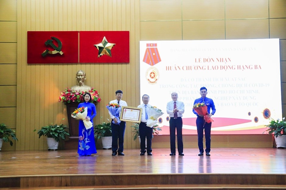 Quận 8 vinh dự đón nhận Huân chương Lao động Hạng Ba