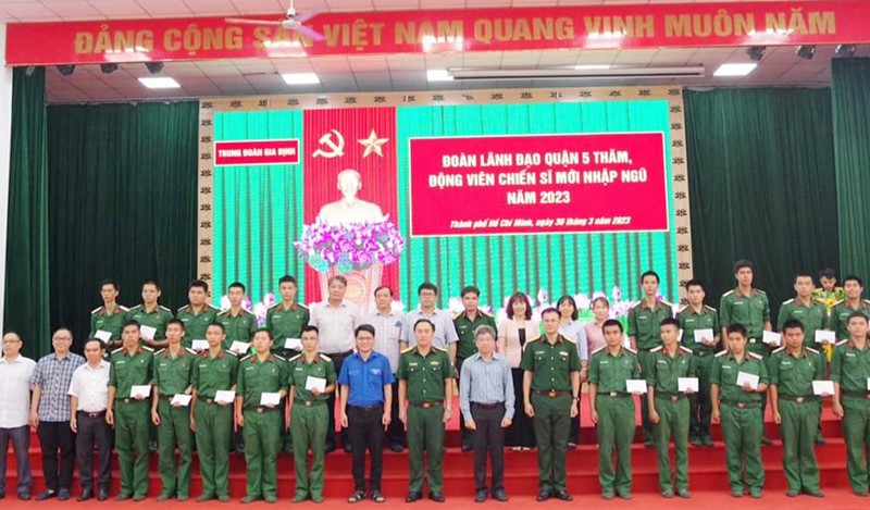 Quận 5 thăm, động viên chiến sĩ mới nhập ngũ năm 2023 tại Trung đoàn Gia Định