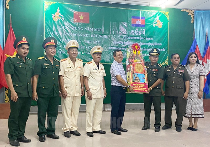 Đoàn công tác Quận 8 thăm, chúc tết Chol Thnam Thmay tại Campuchia