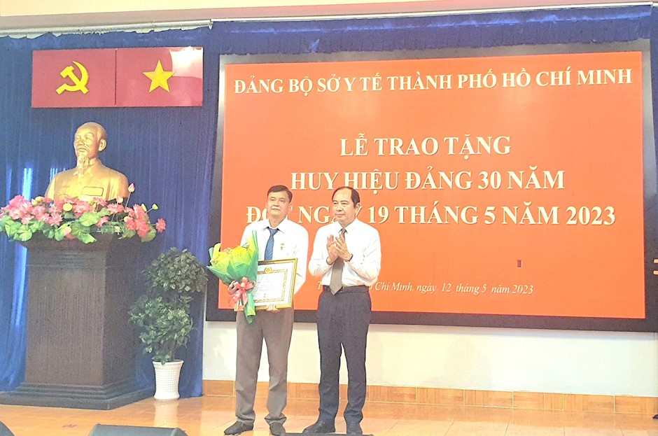 Trao tặng huy hiệu 30 năm tuổi Đảng đến đồng chí Nguyễn Văn Sơn, Đảng ...