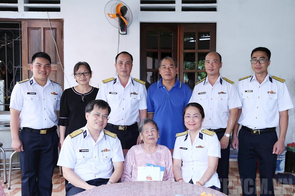 Tổng công ty Tân Cảng Sài Gòn tri ân gia đình người có công với cách mạng