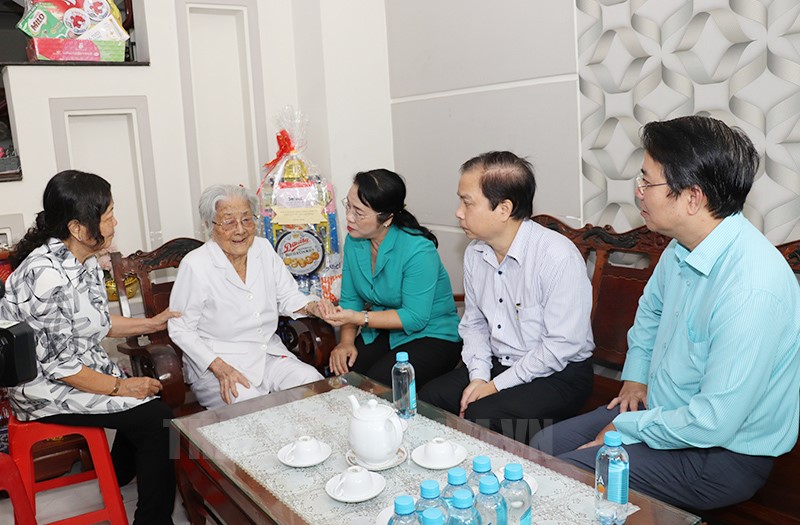 Chủ tịch Ủy ban MTTQ Việt Nam TPHCM Trần Kim Yến thăm gia đình chính sách tiêu biểu