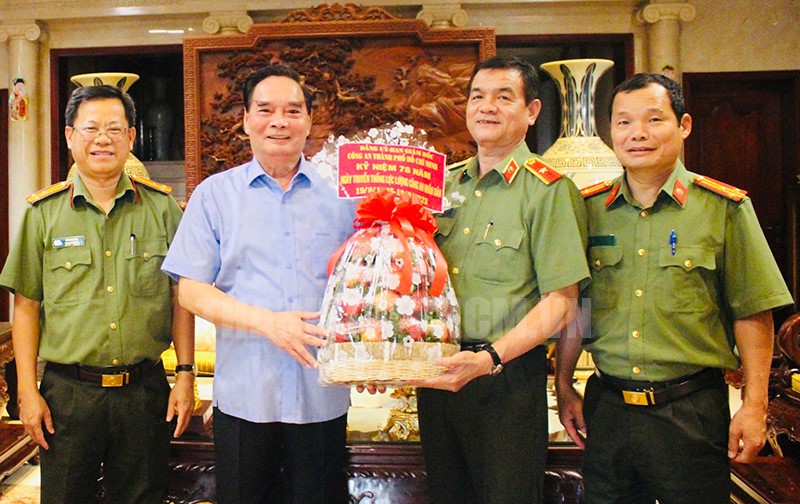 Lãnh đạo Công an TPHCM thăm và tặng quà các đồng chí nguyên lãnh đạo ...