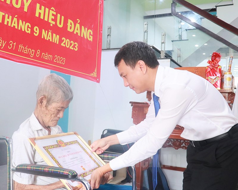 TP Thủ Đức trao Huy hiệu 50 năm tuổi Đảng tại nhà cho đảng viên Võ Văn Rày