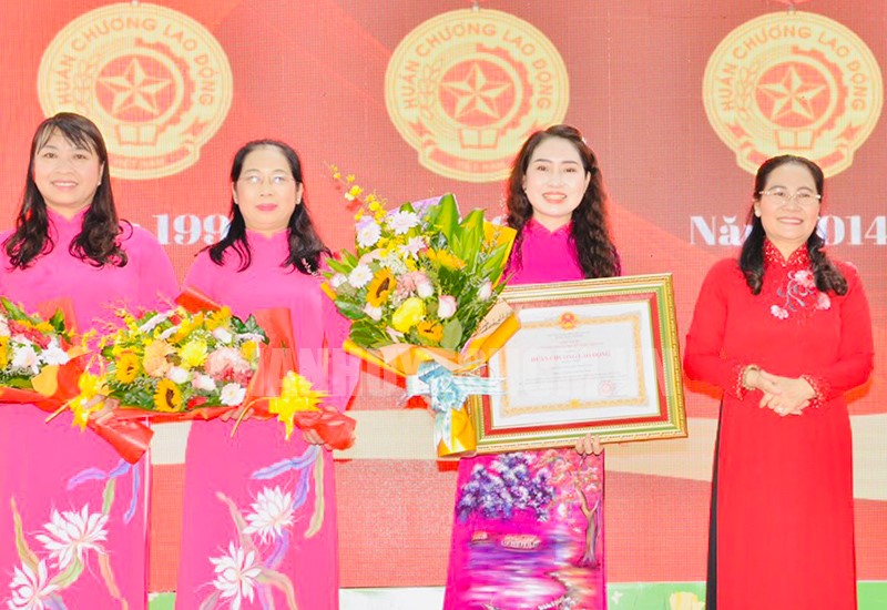 Trường Tiểu học Minh Đạo lần thứ 2 đón nhận Huân chương Lao động hạng Nhất