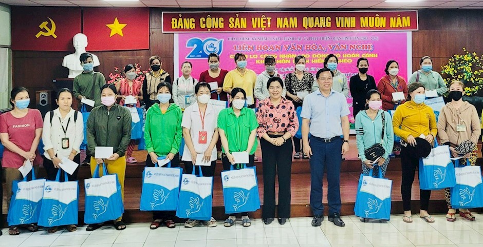 Trao 350 phần quà cho công nhân lao động có hoàn cảnh khó khăn tại Công ty Pouyuen Việt Nam