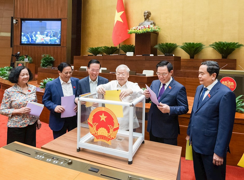 Quốc hội thành lập Ban Kiểm phiếu, tiến hành lấy phiếu tín nhiệm bằng ...