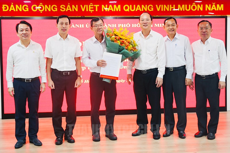 Thành ủy TPHCM trao quyết định về hưu cho đồng chí Quách Cường