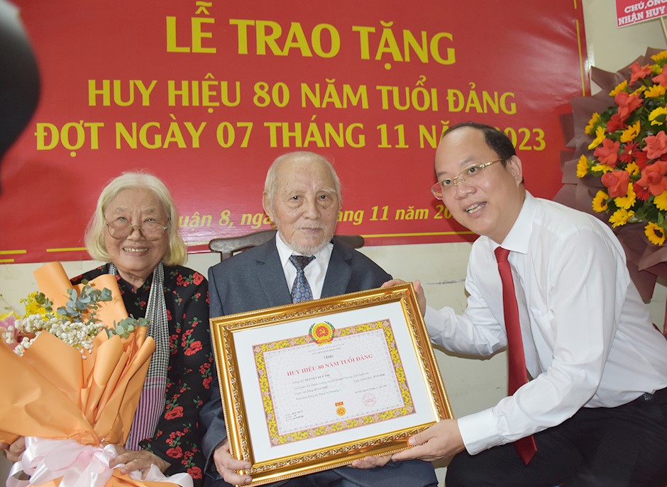 Trao Huy hiệu 80 năm tuổi Đảng cho đồng chí Nguyễn Duy Thi