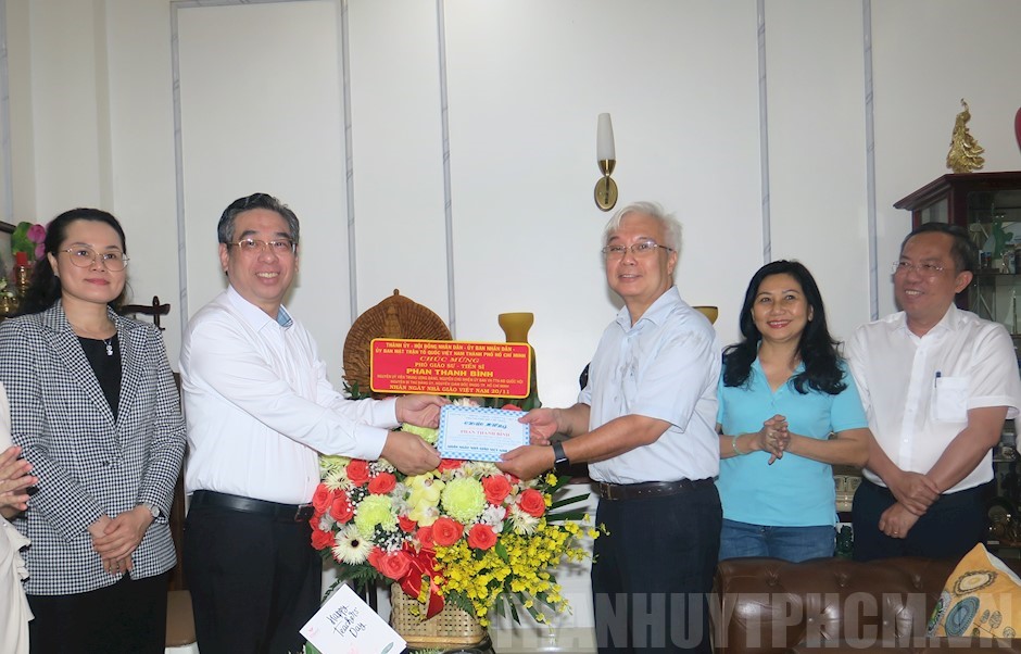Lãnh đạo TPHCM thăm chúc mừng PGS.TS Phan Thanh Bình nhân Ngày Nhà giáo Việt Nam