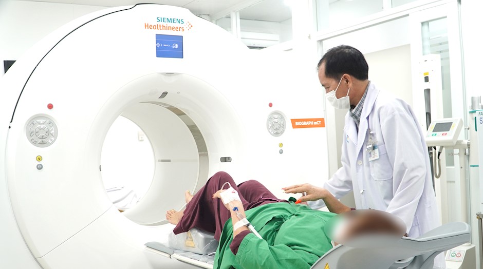 Thực hiện ghi hình PET/CT với 2 loại thuốc phóng xạ được điều chế thành ...