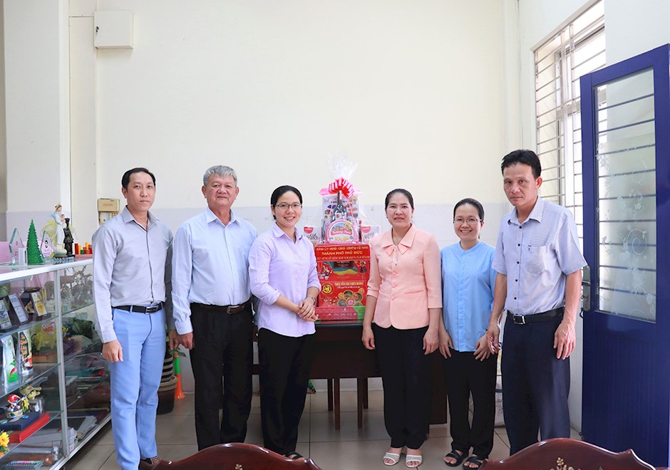 Lãnh đạo Tp Thủ Đức Thăm Chúc Mừng Các Chức Sắc Chức Việc Công Giáo