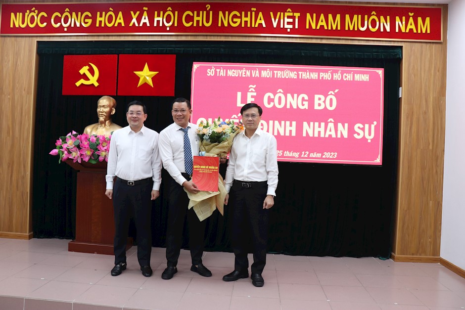 Đồng chí Nguyễn Tấn Tứ giữ chức Phó Giám đốc Chi nhánh Văn phòng đăng ...