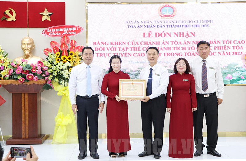 Tòa án nhân dân TP Thủ Đức nhận Bằng khen có thành tích Tổ chức phiên tòa trực tuyến cao nhất ...