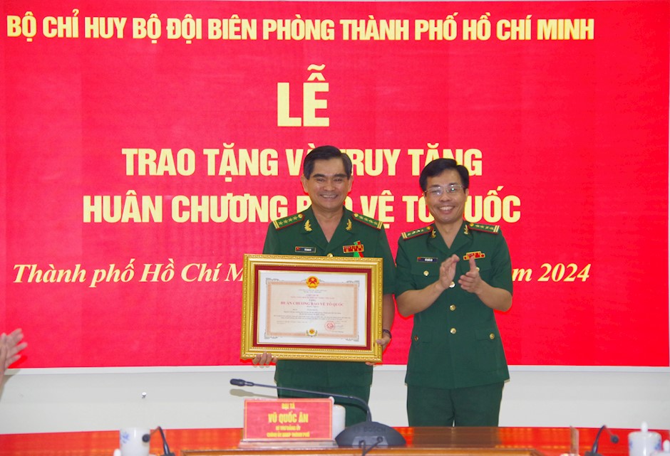 Bộ đội Biên phòng TPHCM trao tặng và truy tặng Huân chương Bảo vệ Tổ ...