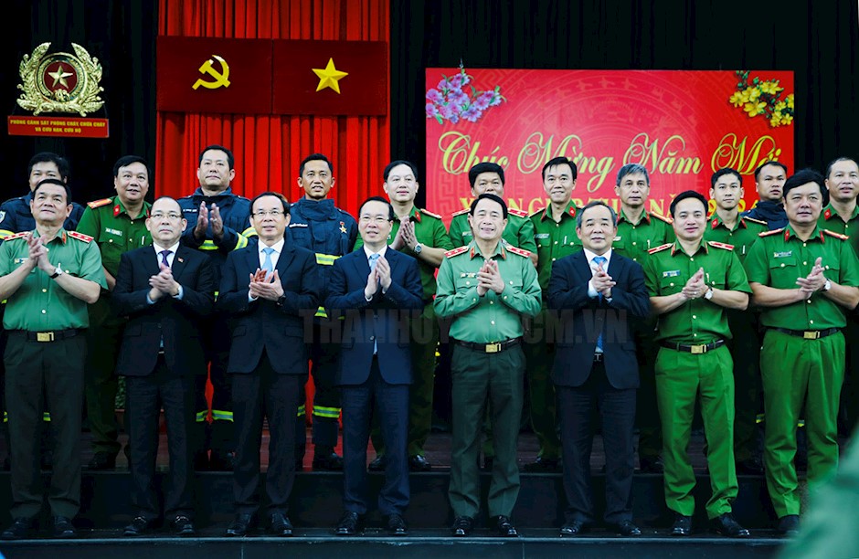 Chủ tịch nước Võ Văn Thưởng thăm động viên cán bộ chiến sĩ Phòng Cảnh ...