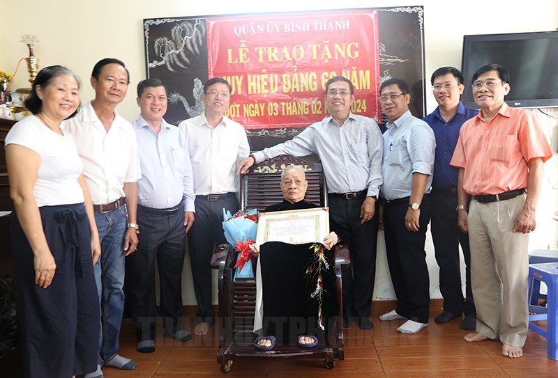 Quận Bình Thạnh: Trao Huy hiệu Đảng tại nhà cho đảng viên 60 năm tuổi Đảng