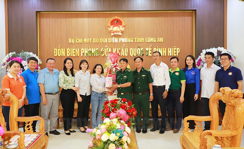 Quận 4: Thăm, tặng quà cán bộ, chiến sĩ Đồn Biên phòng Cửa khẩu Quốc tế ...