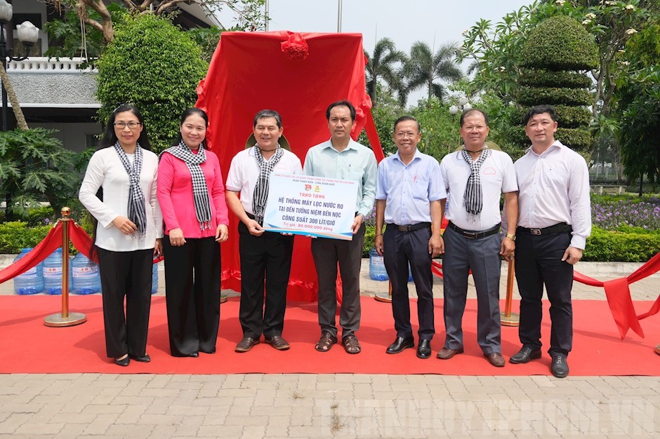 Trao 2 hệ thống máy lọc nước RO tặng Công viên lịch sử - văn hóa dân ...