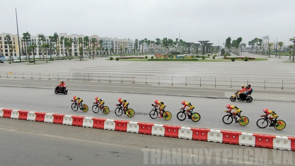 Ngoại binh đội TPHCM Ivannov Timofei chật vật giữ áo vàng trong chặng ...