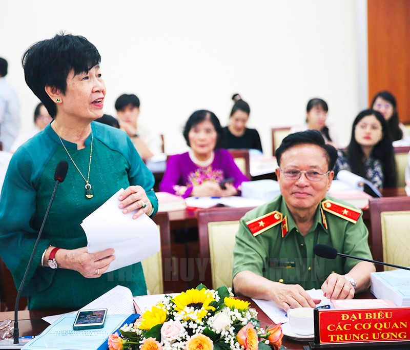 Xây dựng và bồi dưỡng đội ngũ văn nghệ sĩ có đức, có tài tương ứng với ...